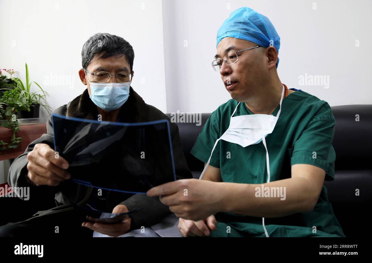 210519 -- BEIJING, May 19, 2021 -- Li Chunmin L looks at the X-ray ...