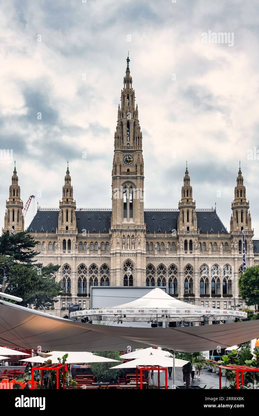 Das Rathaus in Wien Stock Photo - Alamy