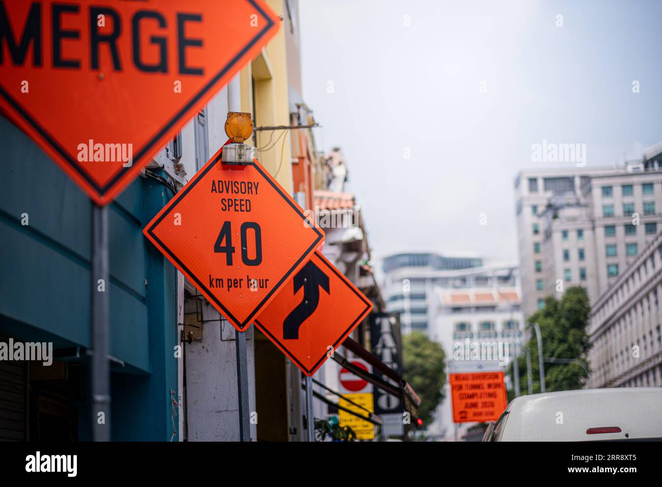 Advisory speed limit sign, 40 km/h speed on the street Stock Photo - Alamy