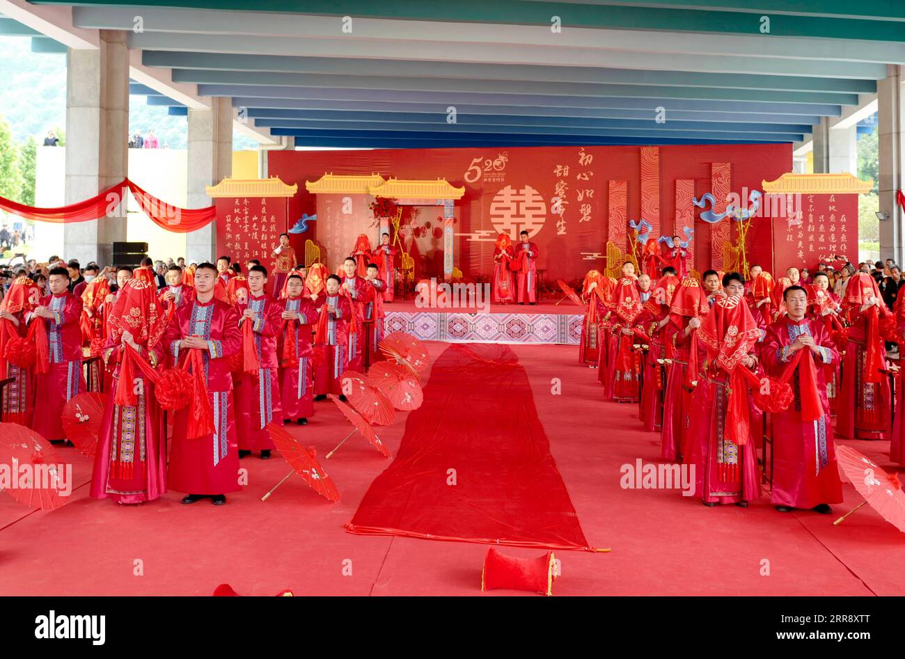 210520 -- CHONGQING, May 20, 2021 -- The brides and grooms are seen ...