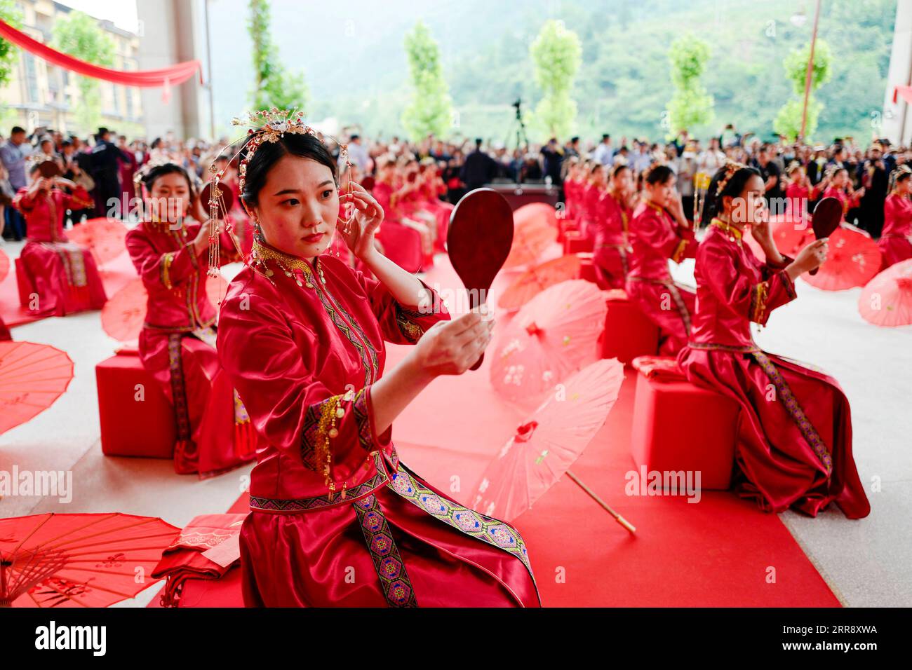 210520 -- CHONGQING, May 20, 2021 -- Brides fix their makeup during a ...