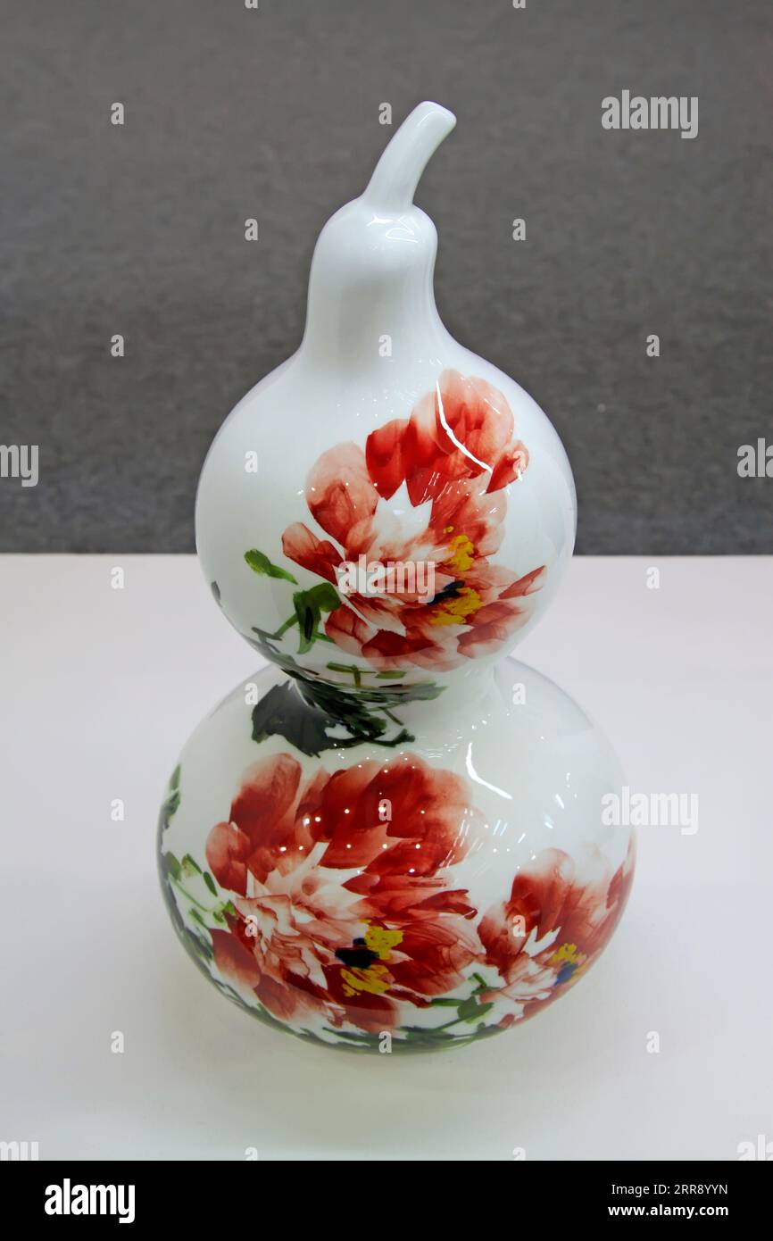 Chinese ceramic arts and crafts Stock Photo - Alamy