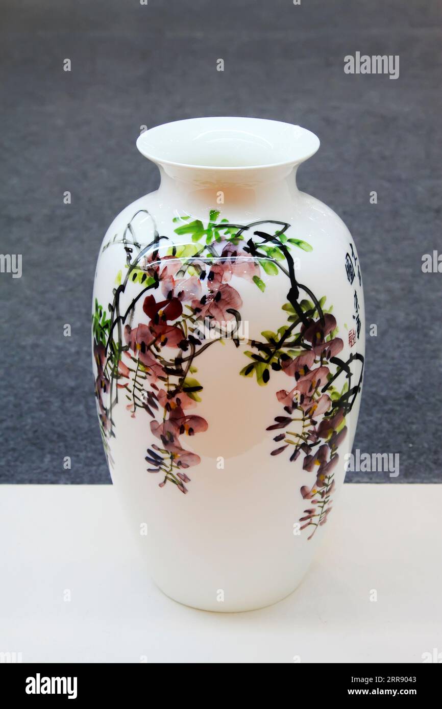 Chinese ceramic arts and crafts Stock Photo - Alamy