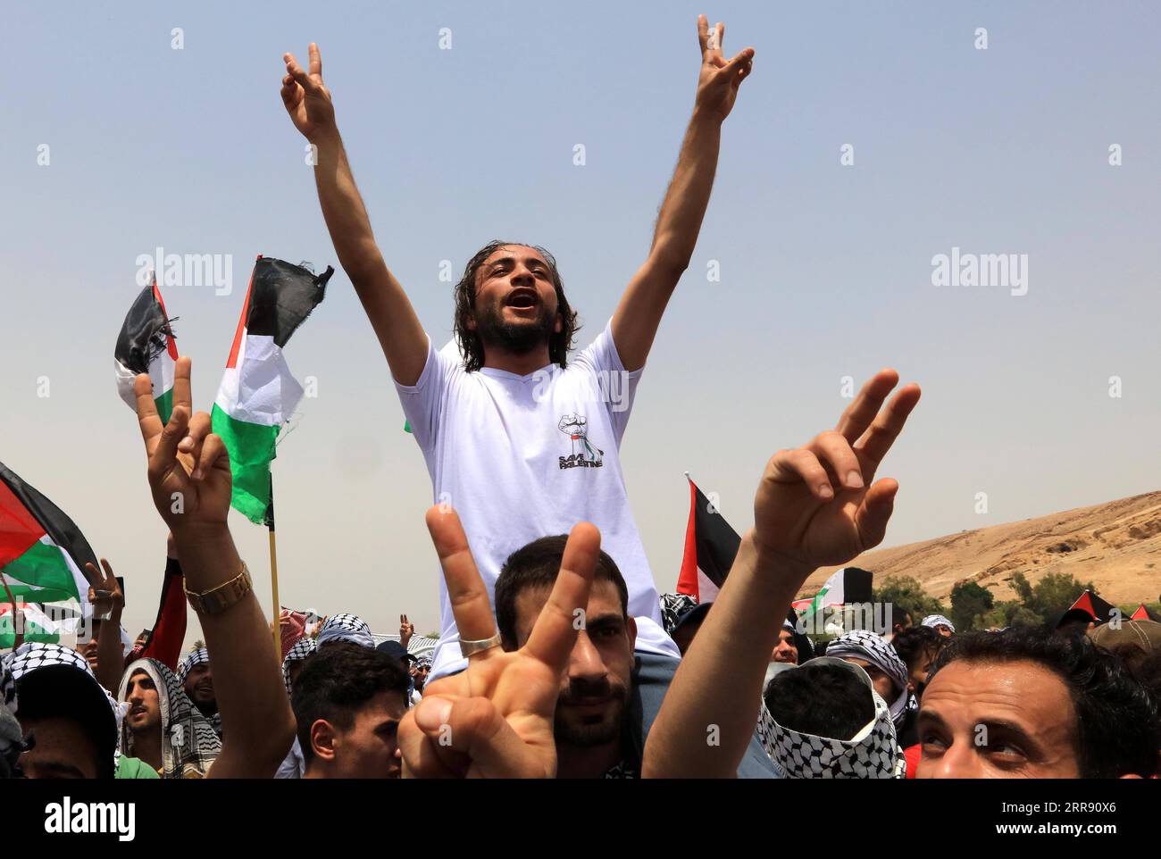 210522 -- AL-KARAMA, May 22, 2021 -- People celebrate the ceasefire ...