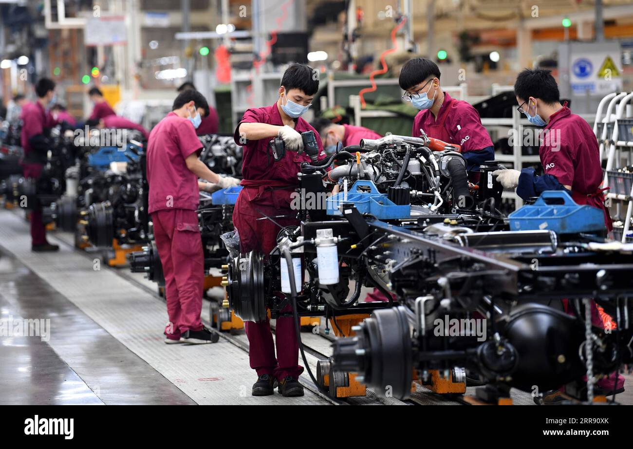 Chinese workers on assembly line hi-res stock photography and images ...