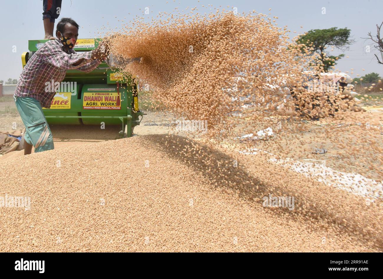 210522 -- JAMMU, May 22, 2021 -- A laborer works at New Grain Market on ...