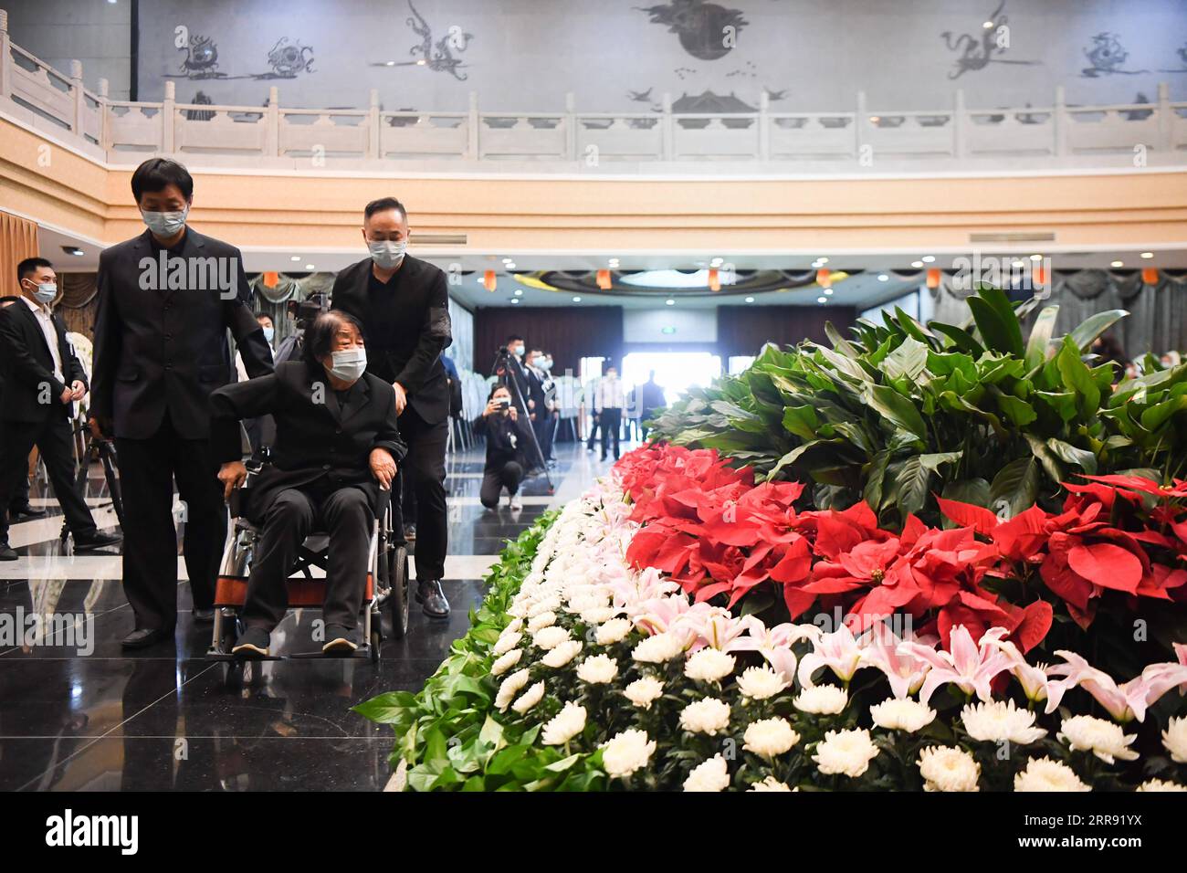 210524 -- CHANGSHA, May 24, 2021 -- Deng Ze, wife of deceased scientist ...