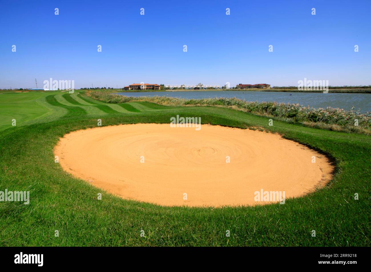 Golf course water features hi-res stock photography and images - Alamy
