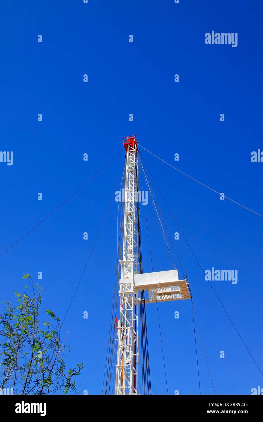 Oil drilling derrick hi-res stock photography and images - Alamy