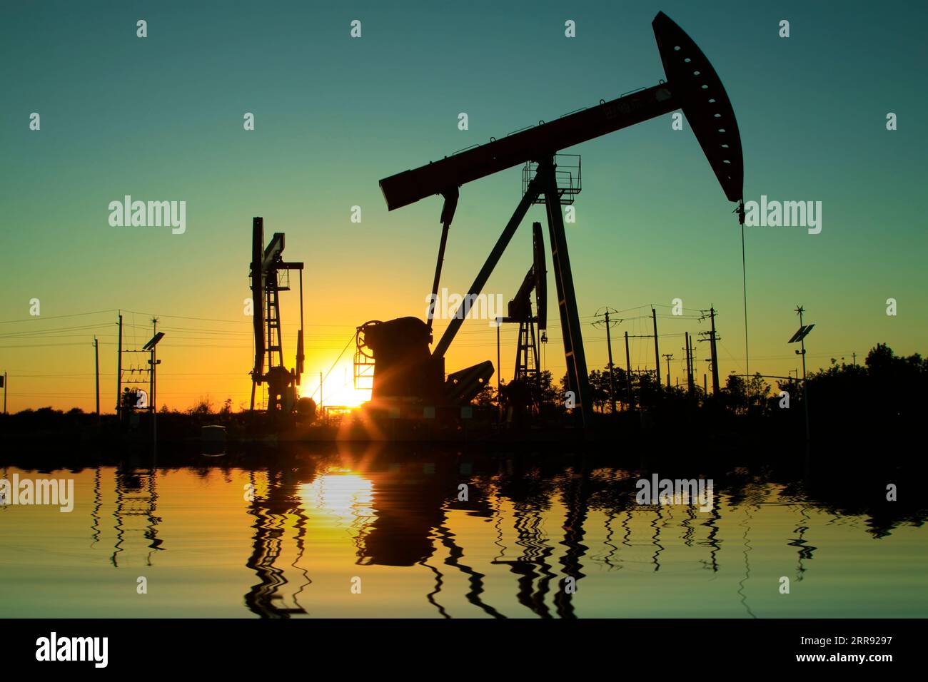 Oil pumping unit sunset hi-res stock photography and images - Alamy