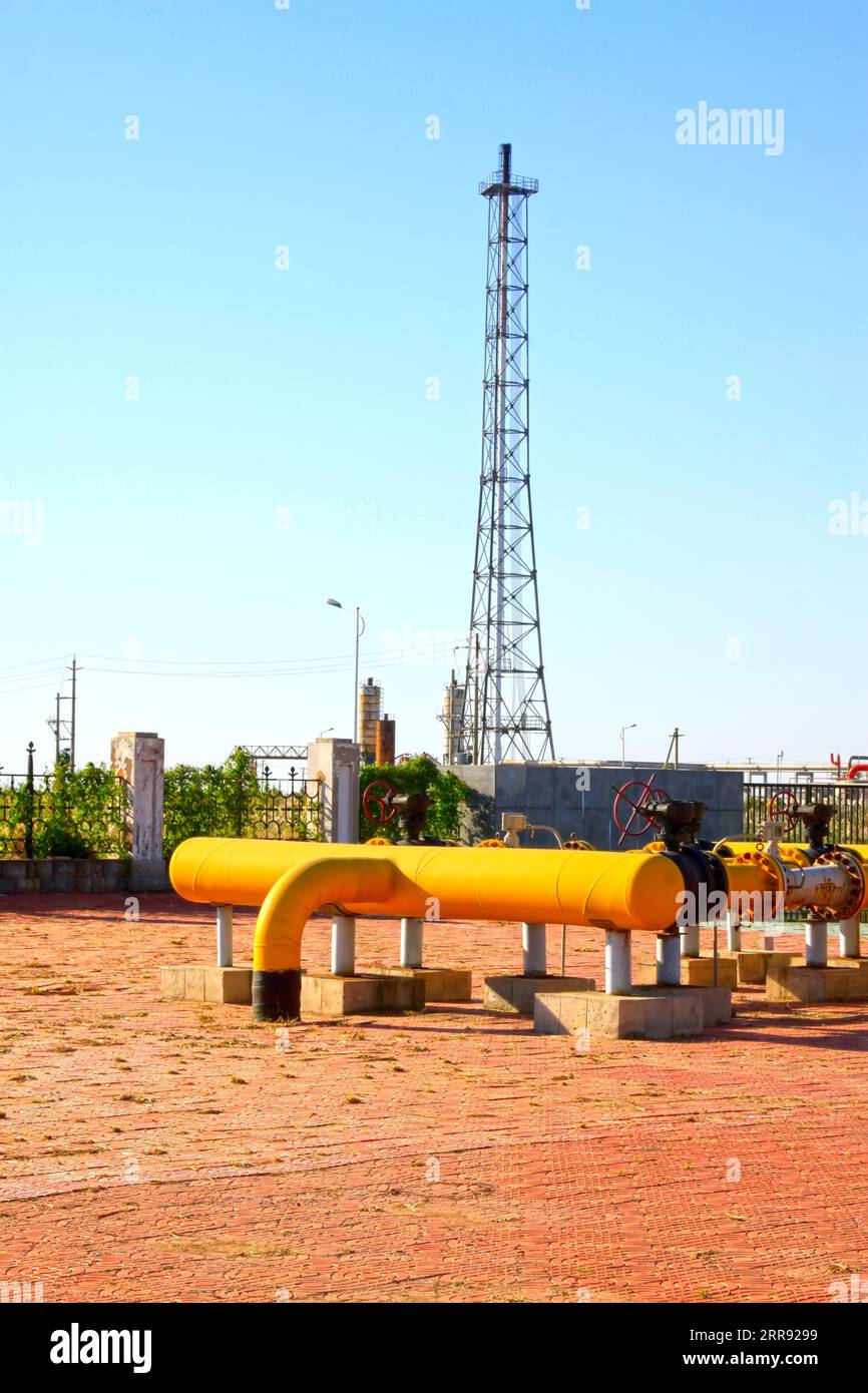Refinery structure pipelines towers hi-res stock photography and images ...