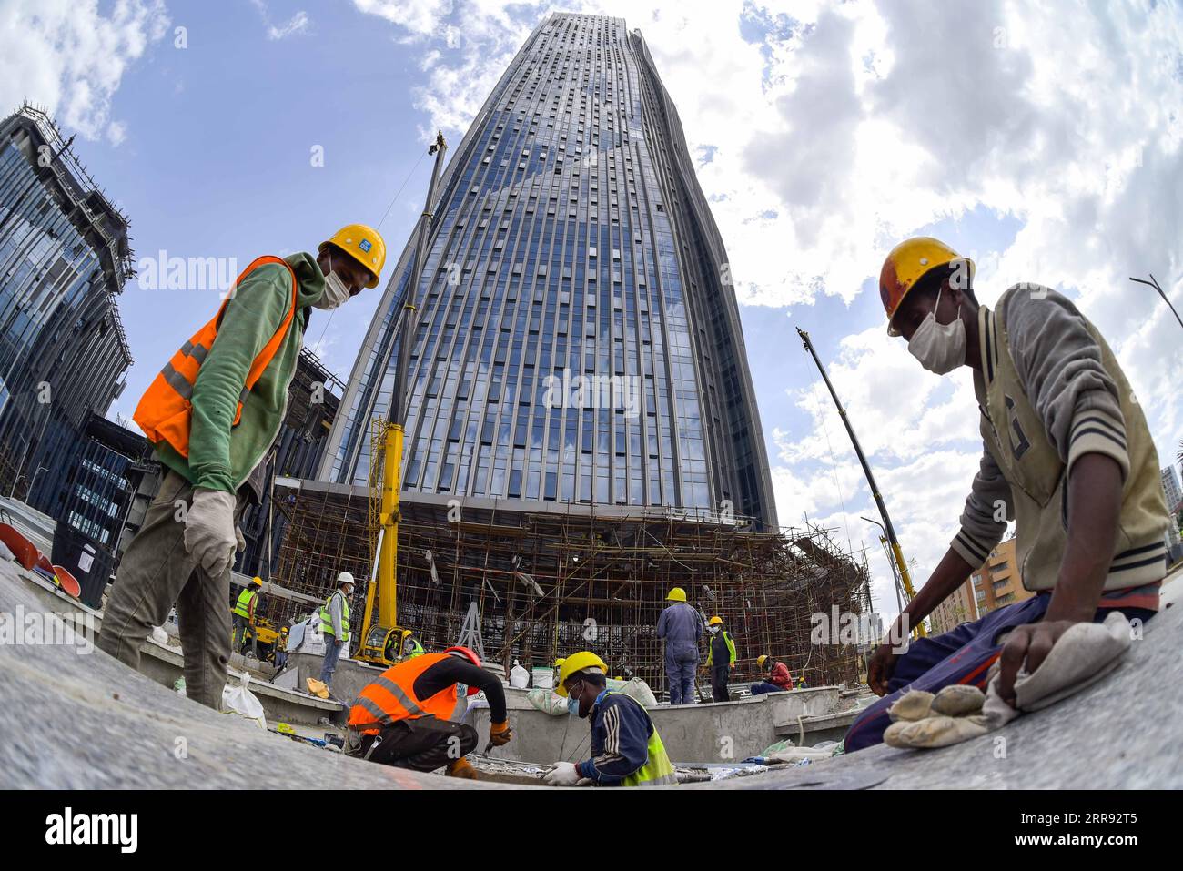 210525 -- ADDIS ABABA, May 25, 2021 -- Workers work at the construction ...