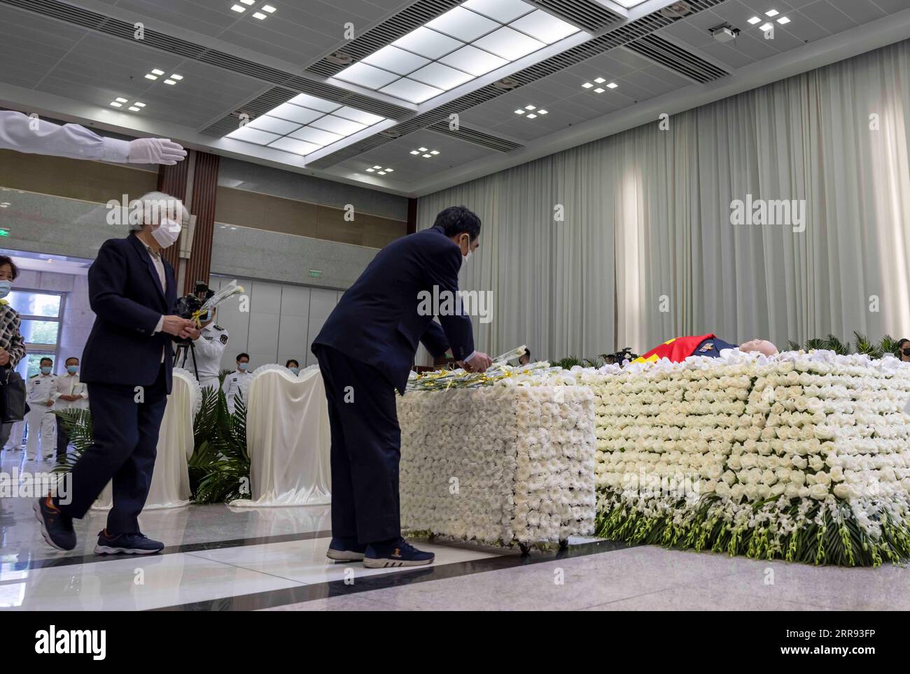 210526 -- SHANGHAI, May 26, 2021 -- People bid farewell to deceased ...