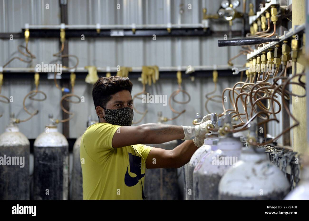 Oxygen filling station hi-res stock photography and images - Alamy