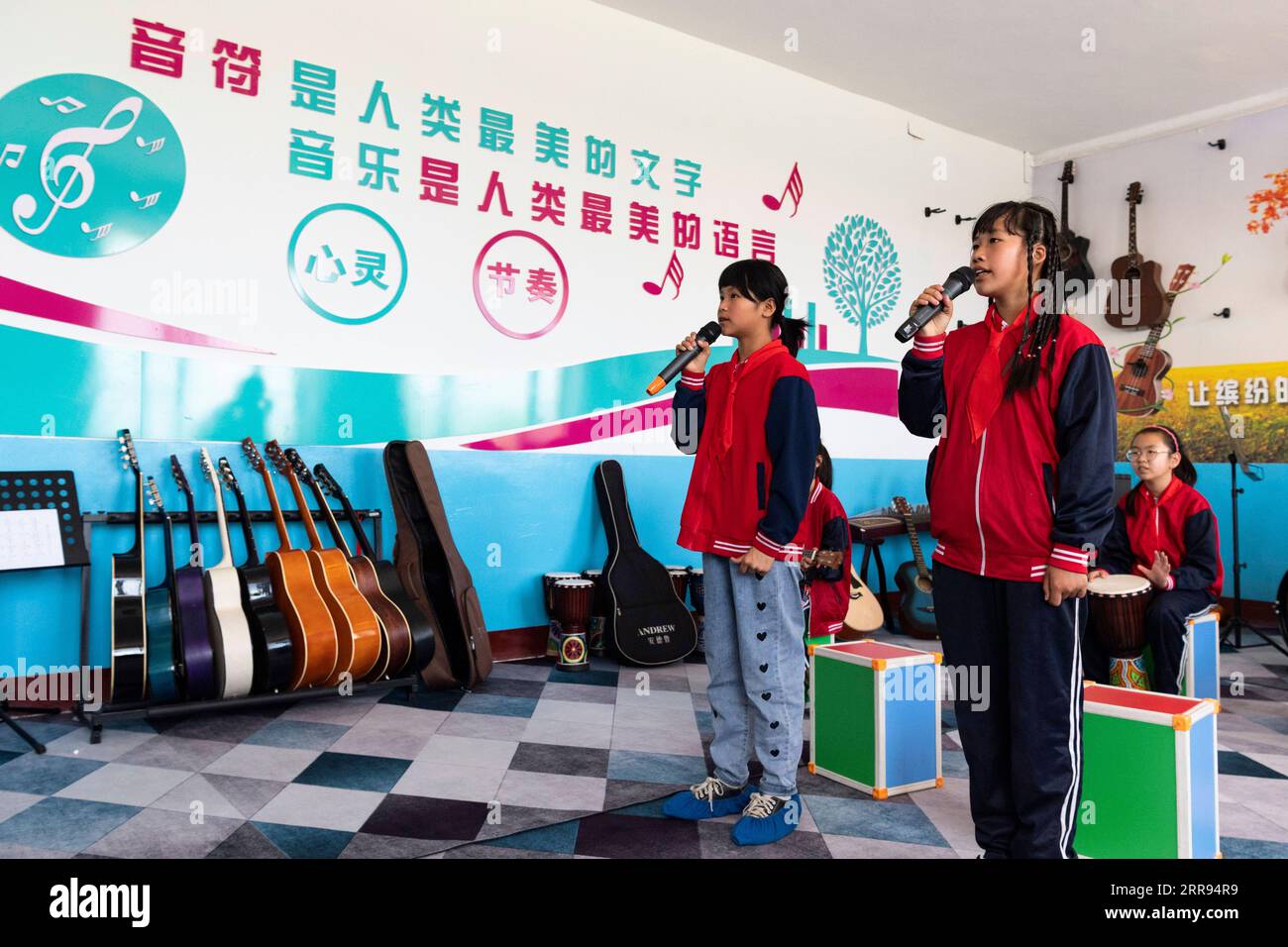 Primary school students sing hi-res stock photography and images - Alamy