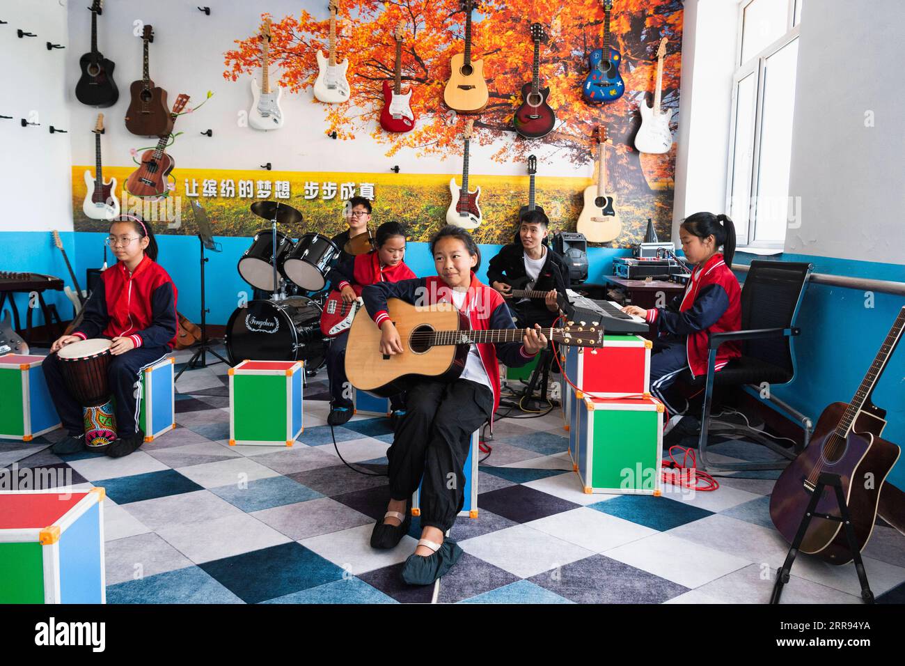 Primary classroom setting hi-res stock photography and images - Alamy