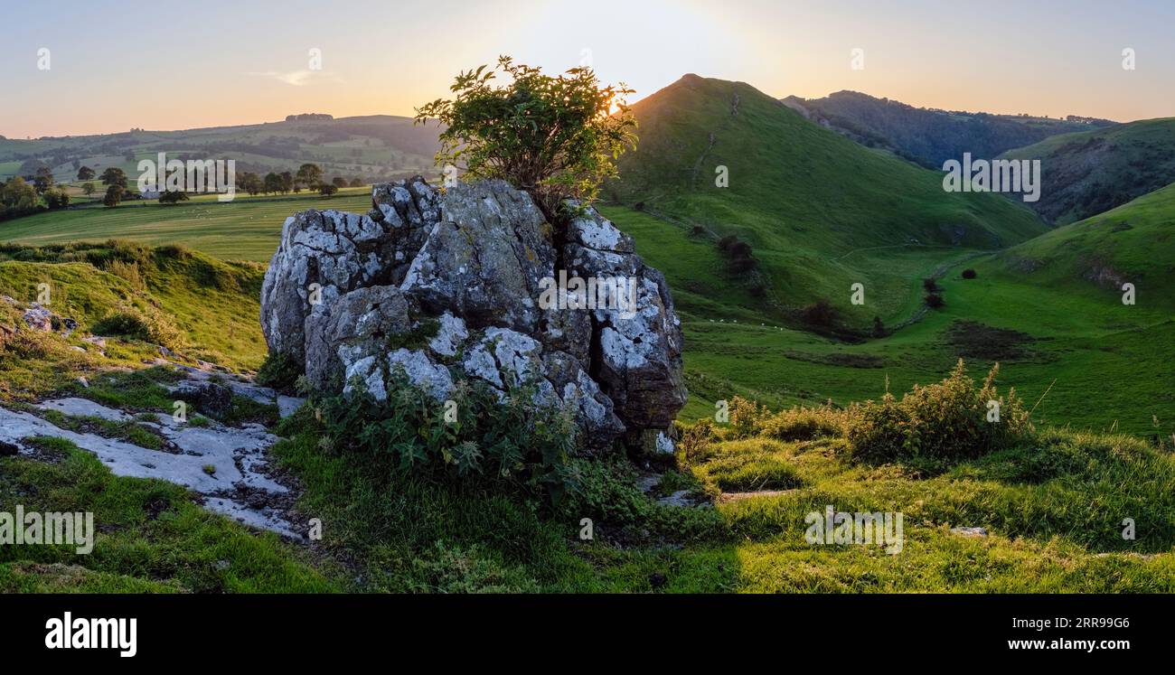 The sun setting behind Thorpe Cloud seen from Hamston Hill, Peak ...