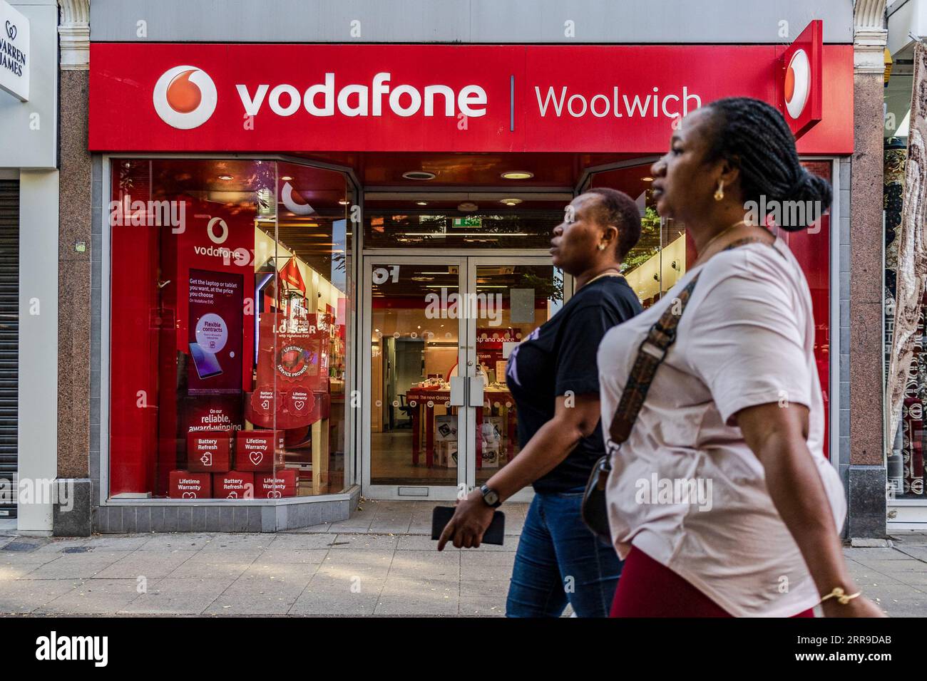 Vodafone logo london hi-res stock photography and images - Alamy