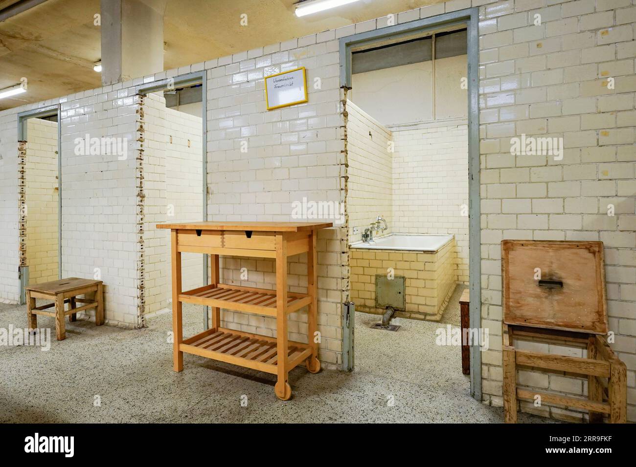 Mannheim, Germany. 07th Sep, 2023. A bathtub stands in a tub cabin in ...