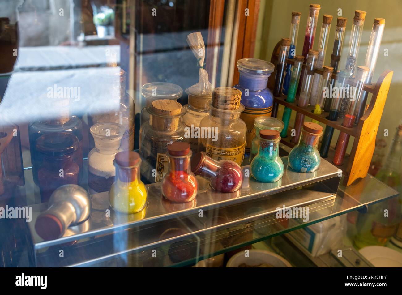 Artist powdered pigment hi-res stock photography and images - Alamy