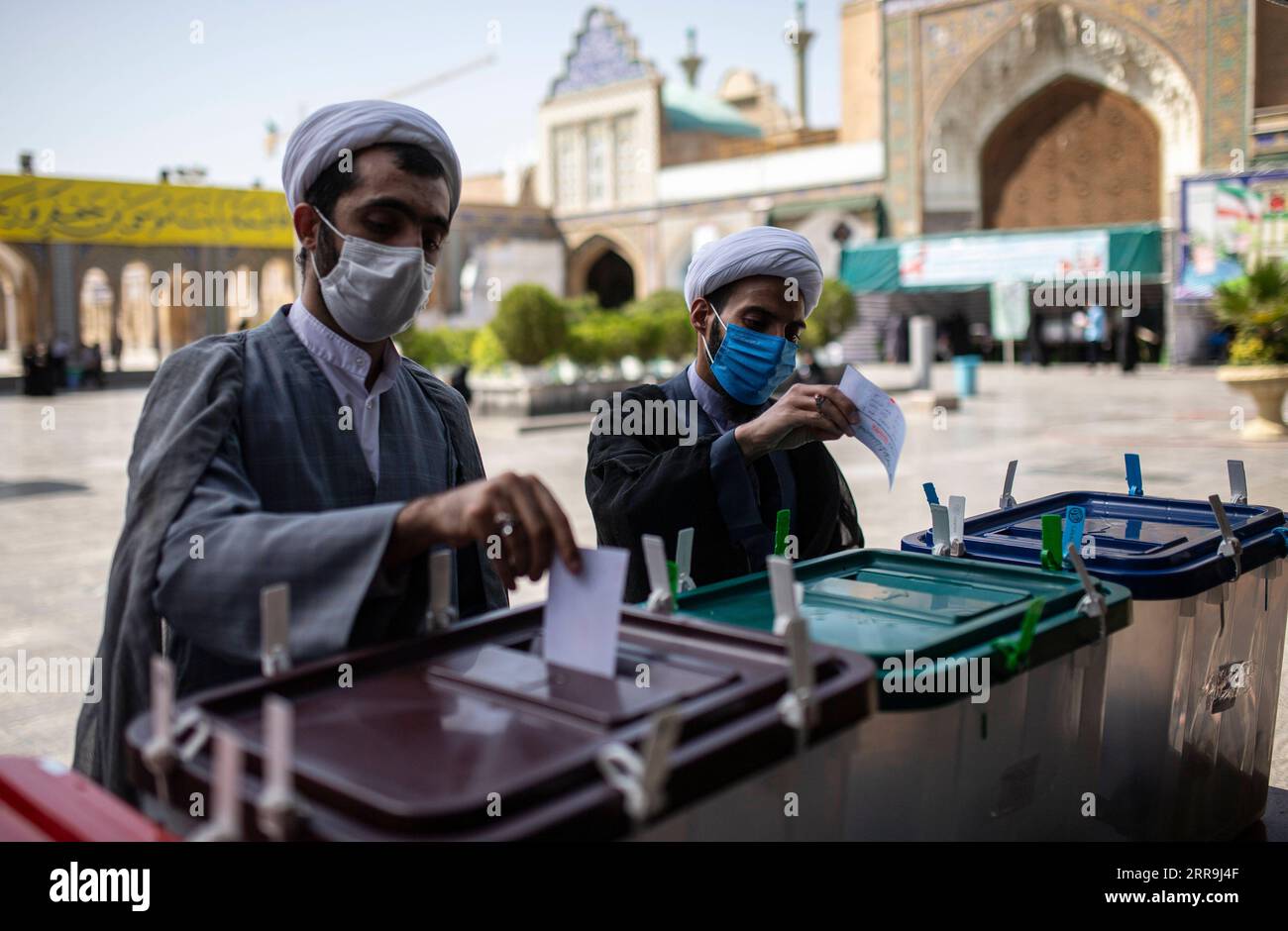 210618 -- TEHRAN, June 18, 2021 -- Voters cast their ballots at a ...
