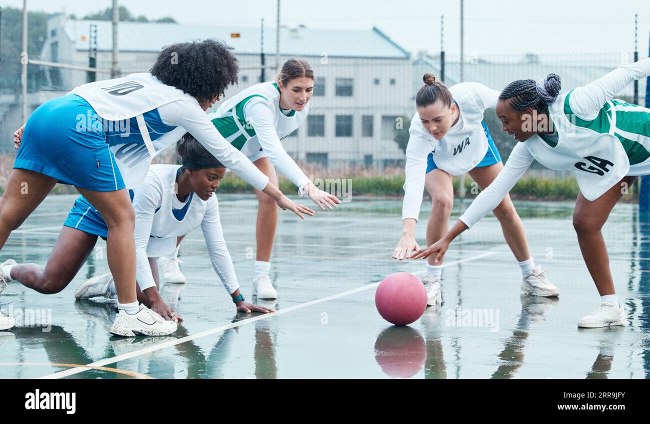 Girl playing netball hi-res stock photography and images - Alamy