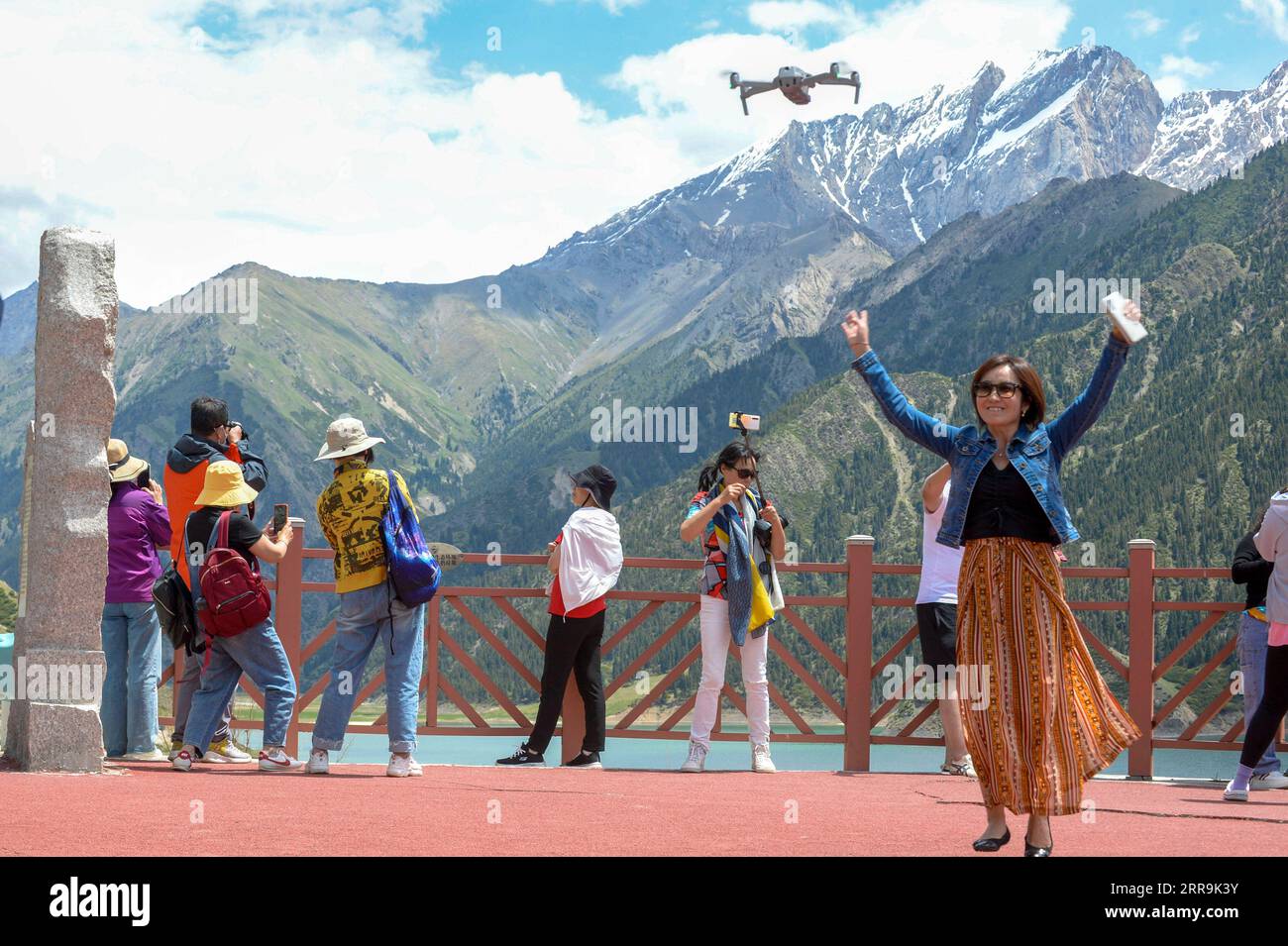 210620 -- KUQA, June 20, 2021 -- Tourists enjoy themselves along Duku ...