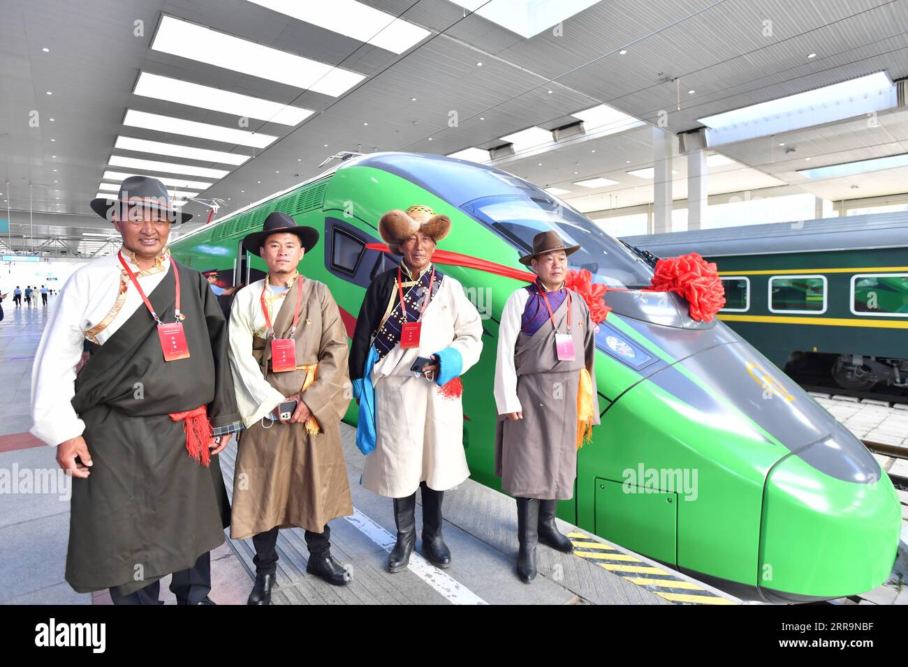210625 -- LHASA, June 25, 2021 -- Passengers pose for a photo with the ...