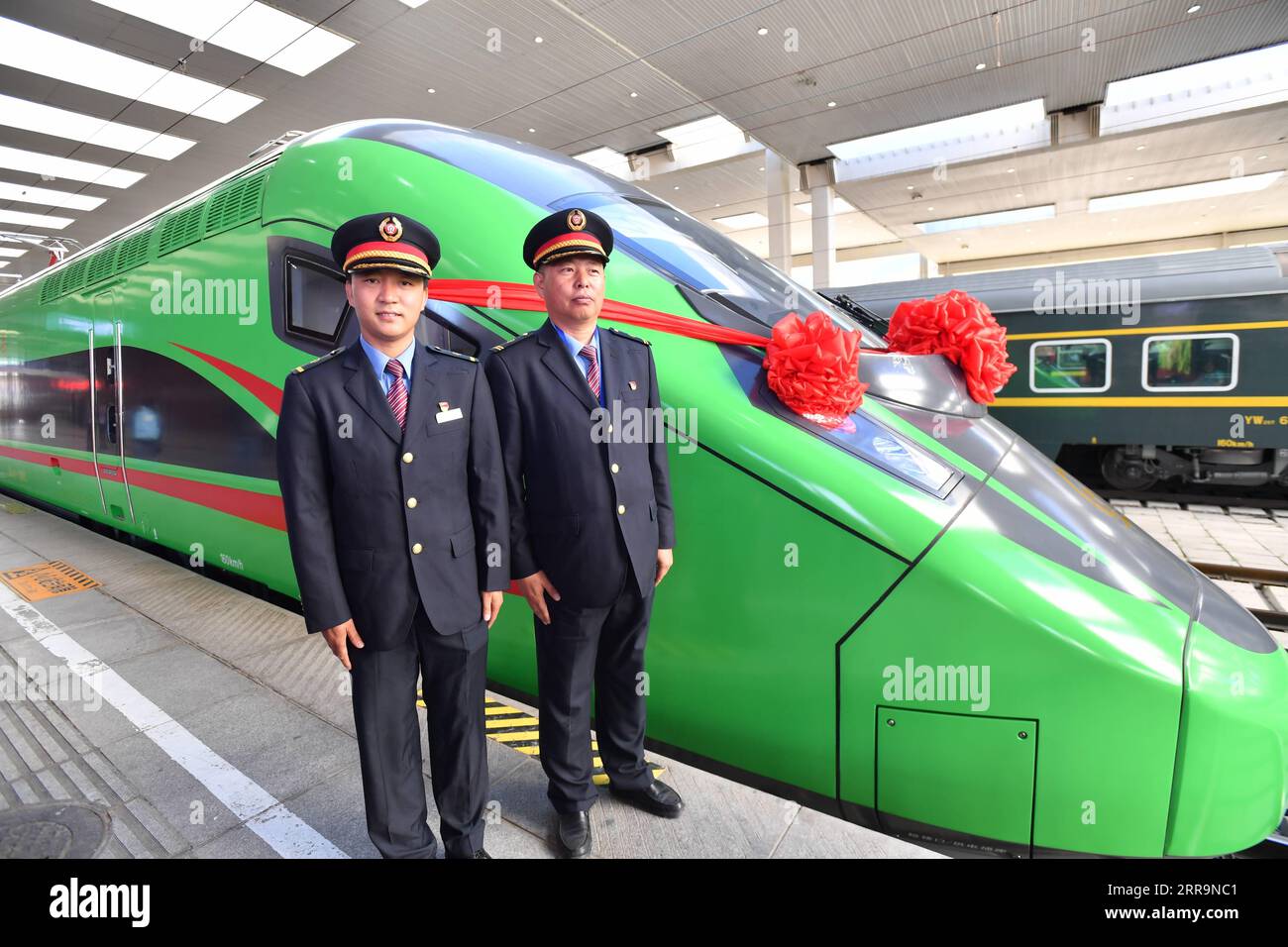 210625 -- LHASA, June 25, 2021 -- Train drivers pose for a photo with ...