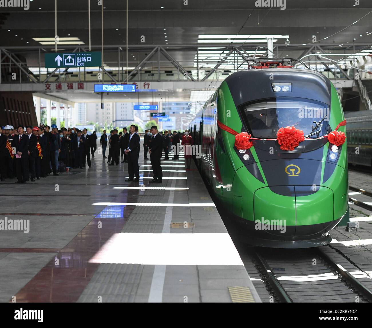 210625 -- LHASA, June 25, 2021 -- The Fuxing bullet train is to debut ...