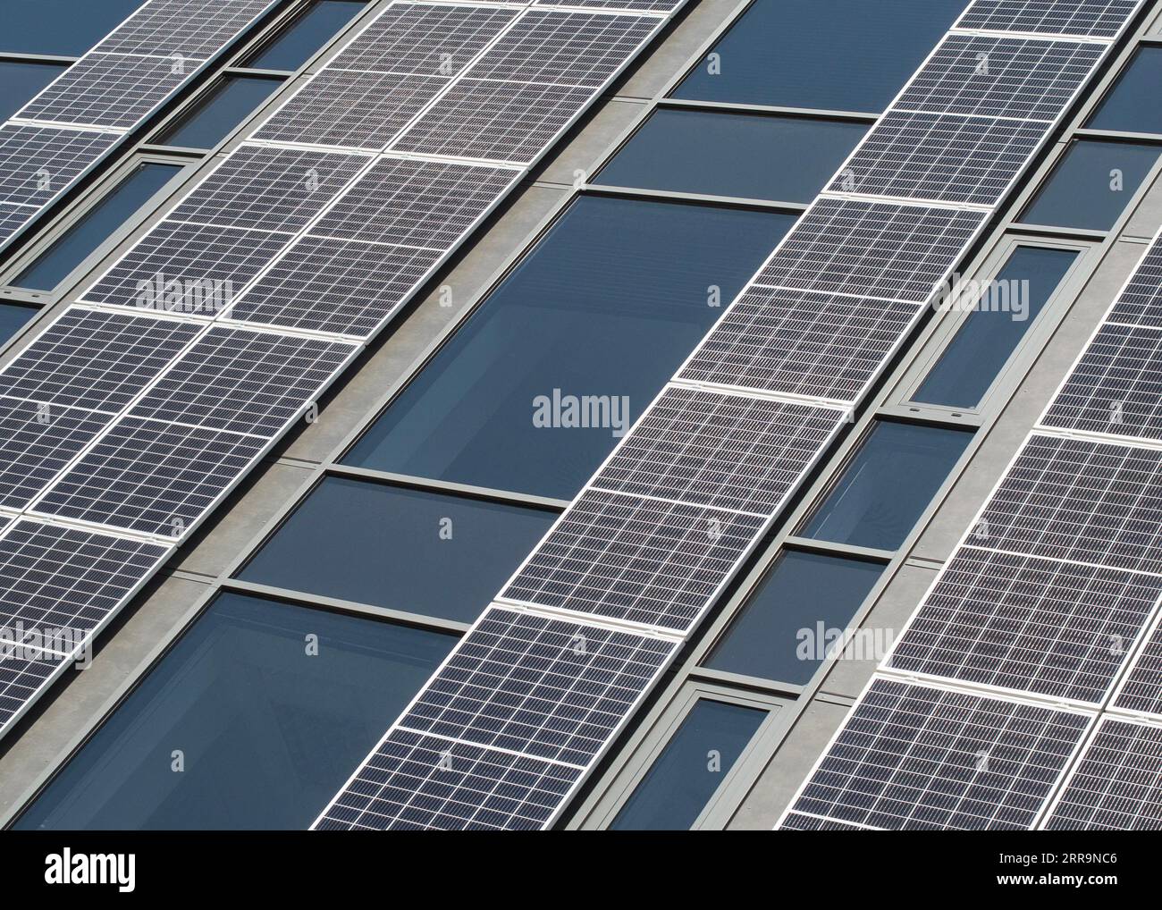 Installation of glass facade panels hi-res stock photography and images ...