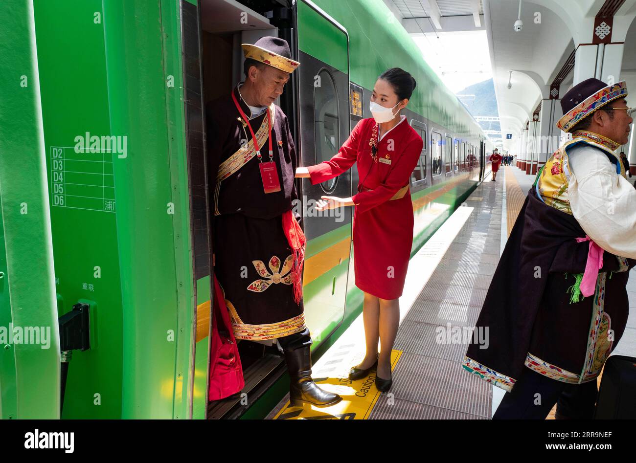 210625 -- LHASA, June 25, 2021 -- Passengers get off the Fuxing bullet ...
