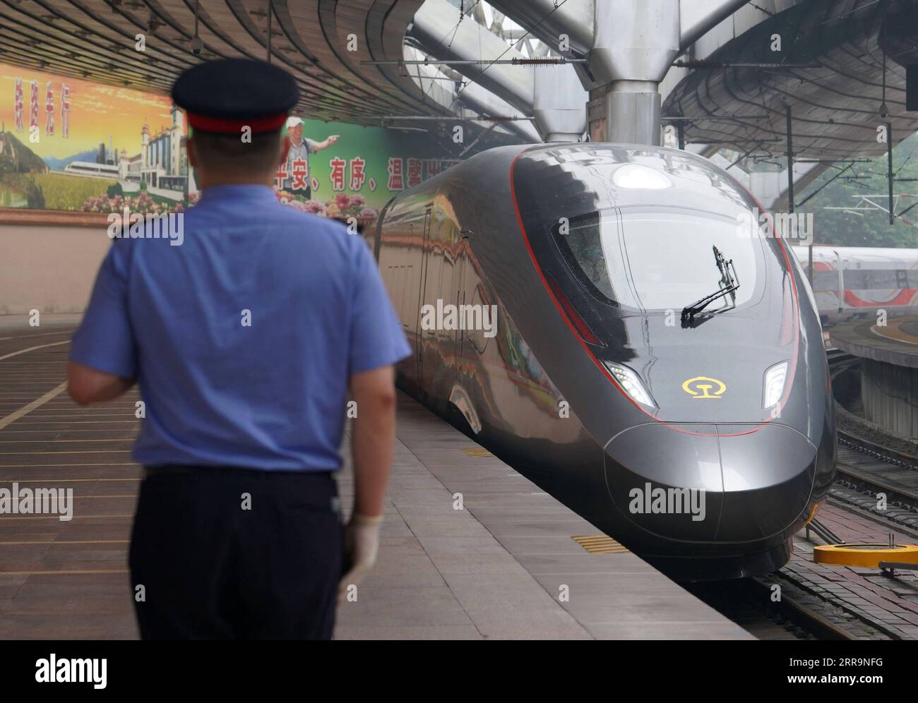 210625 -- BEIJING, June 25, 2021 -- Train G7852, a Fuxing intelligent ...