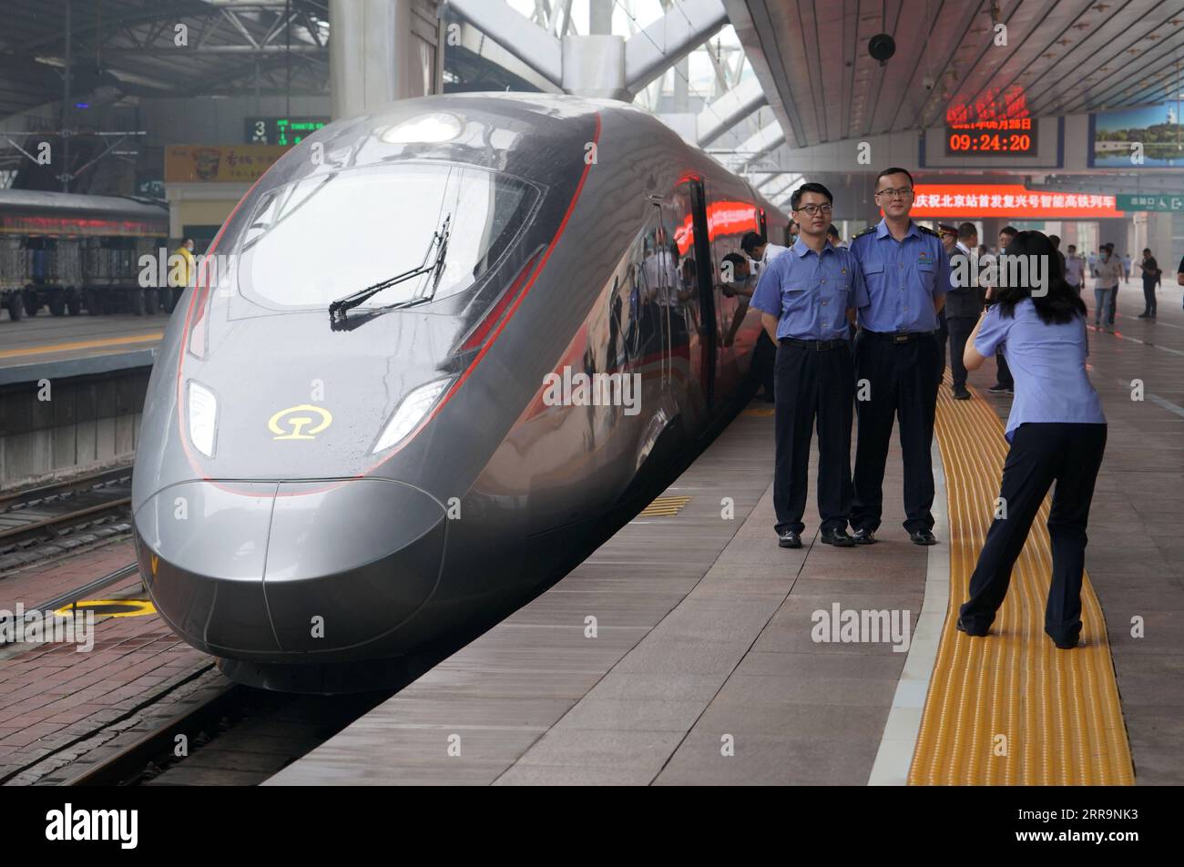210625 -- BEIJING, June 25, 2021 -- Train G915, a Fuxing intelligent ...