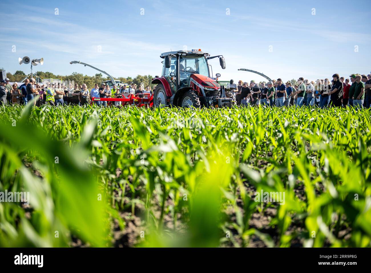 Gyhum, Germany. 07th Sep, 2023. Participants present their techniques ...