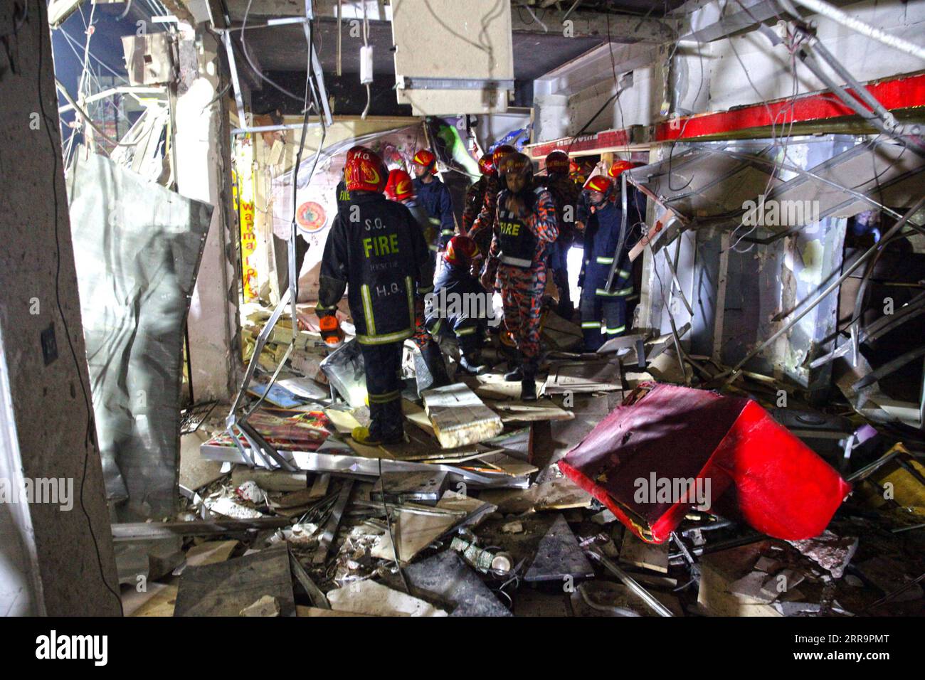 210627 -- DHAKA, June 27, 2021 -- Rescuers work at the site of an ...