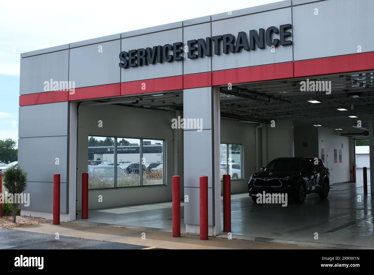 Car dealership entrance hi-res stock photography and images - Alamy