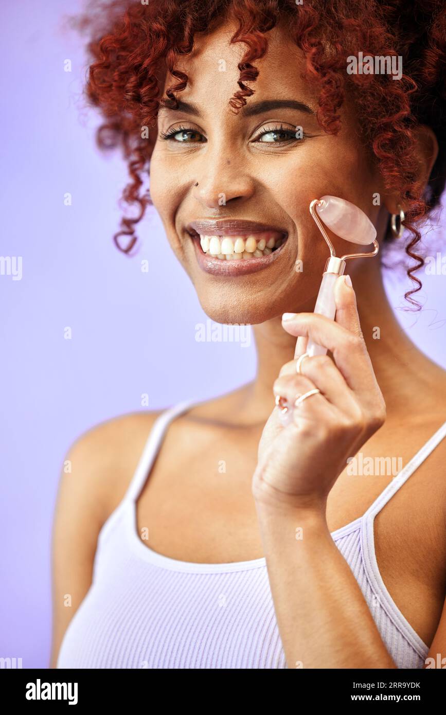 Quartz crystal purple hand hi-res stock photography and images - Alamy