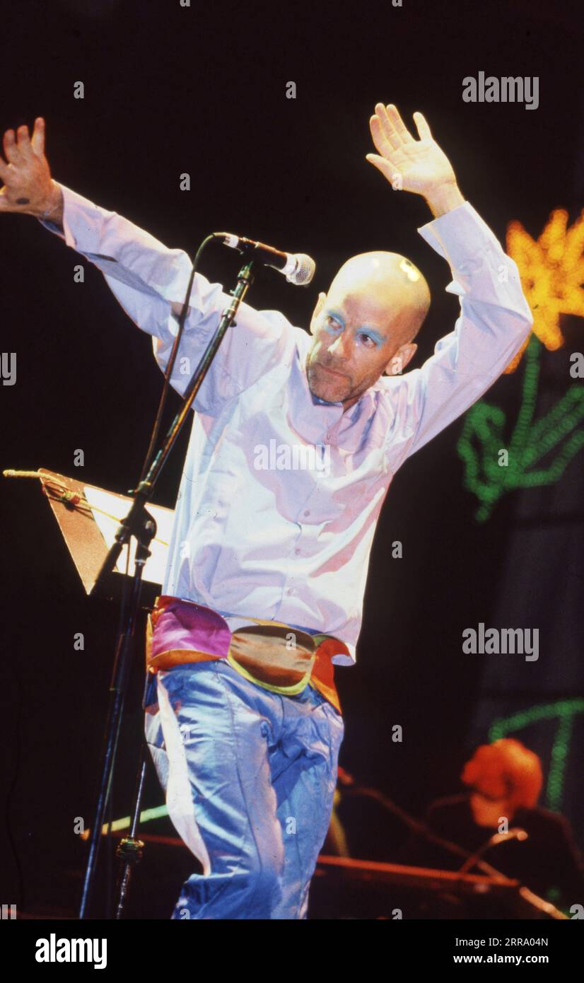 REM performing at Glastonbury Festival in 1995 Stock Photo - Alamy