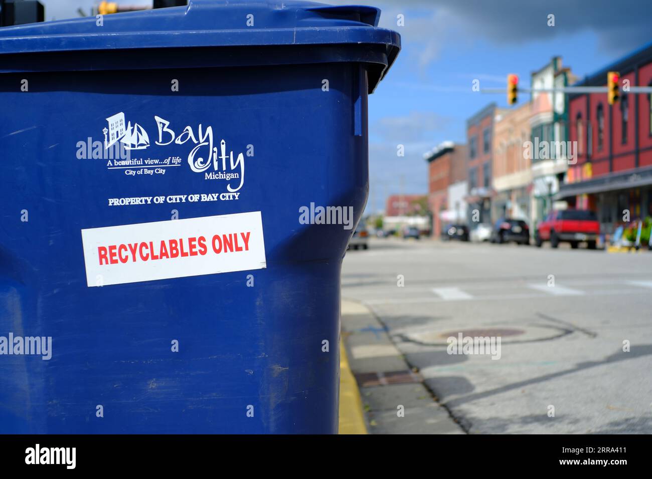 Recycle bin hi-res stock photography and images - Alamy