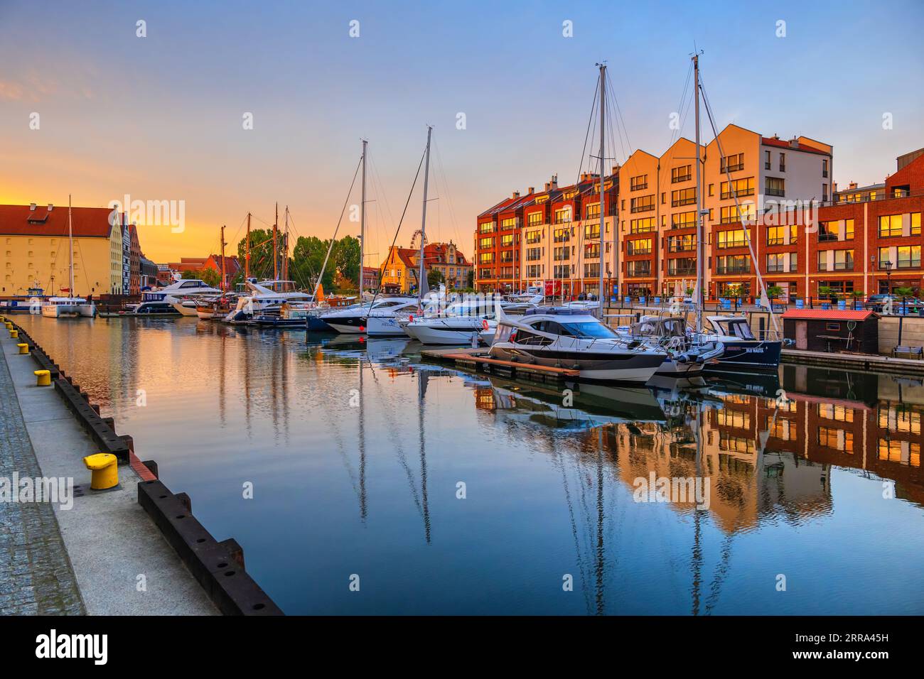 Boat sailing on bay sunset hi-res stock photography and images - Alamy