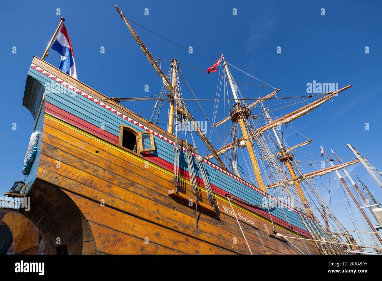 HARLINGEN - The ship Witte Swaen leaves for Terschelling. The ...