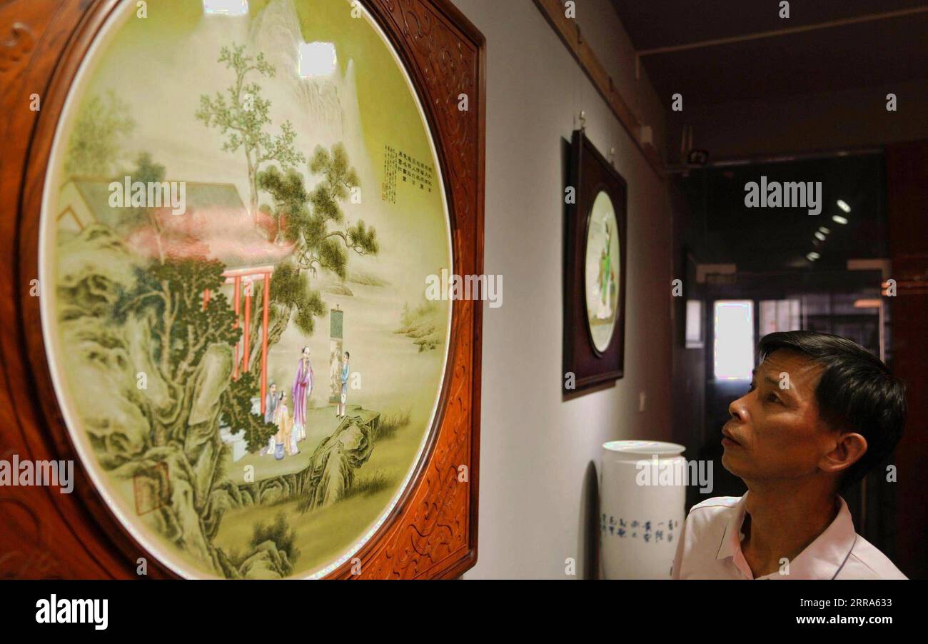 Ancient china father son painting hi-res stock photography and images ...