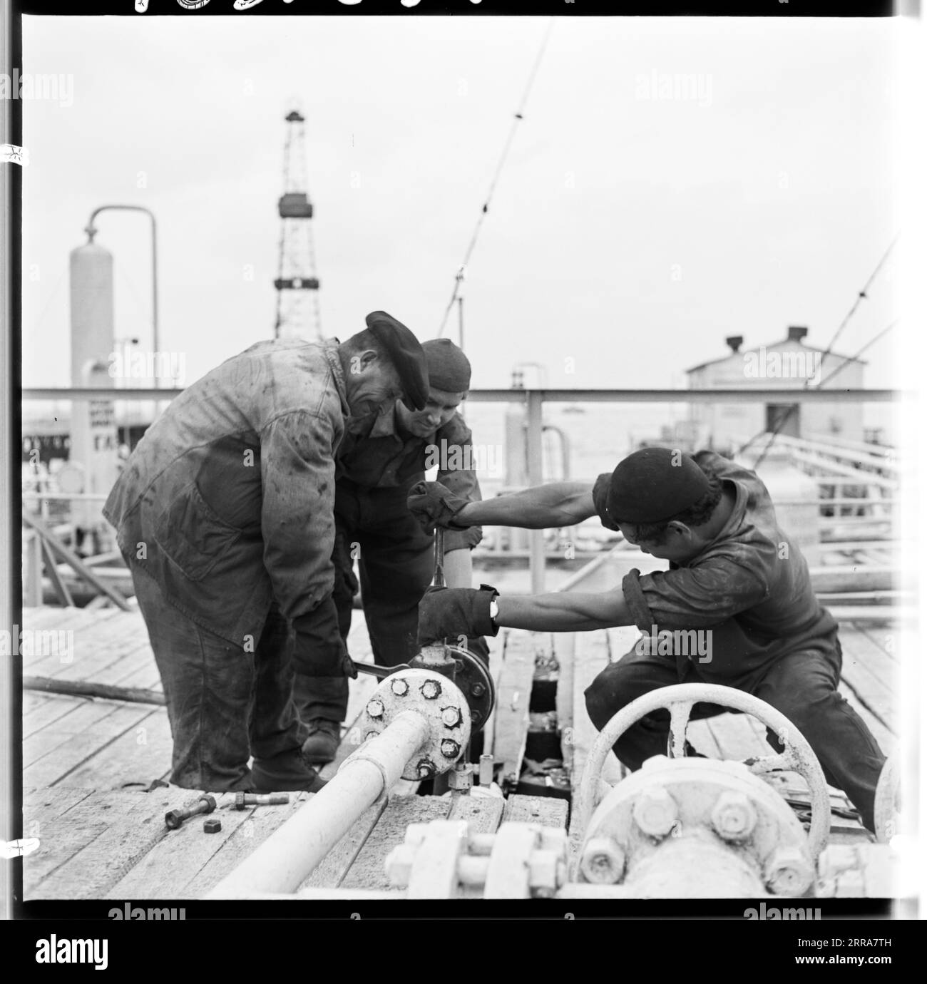 ***OCTOBER 21, 1971 FILE PHOTO***Rich deposits of oil at the bottom of ...