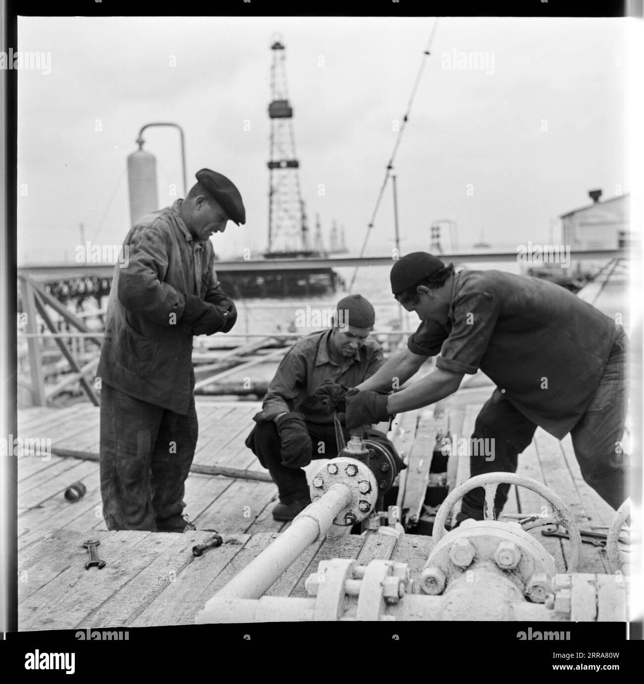 ***OCTOBER 21, 1971 FILE PHOTO***Rich deposits of oil at the bottom of ...