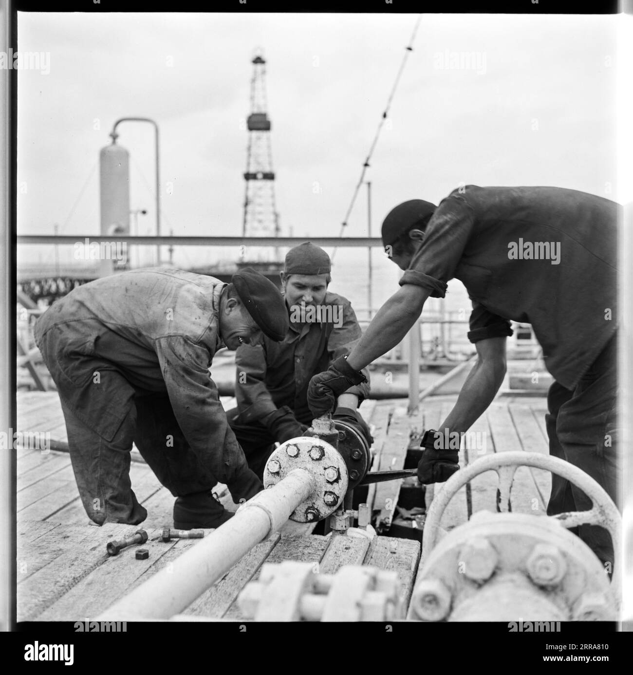 ***OCTOBER 21, 1971 FILE PHOTO***Rich deposits of oil at the bottom of ...