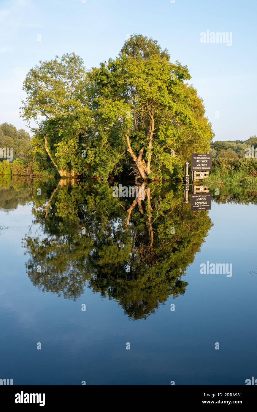 Norfolk broads river scene hi-res stock photography and images - Alamy