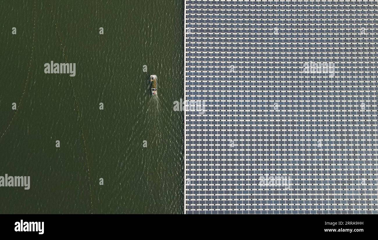 China floating solar farm hi-res stock photography and images - Alamy