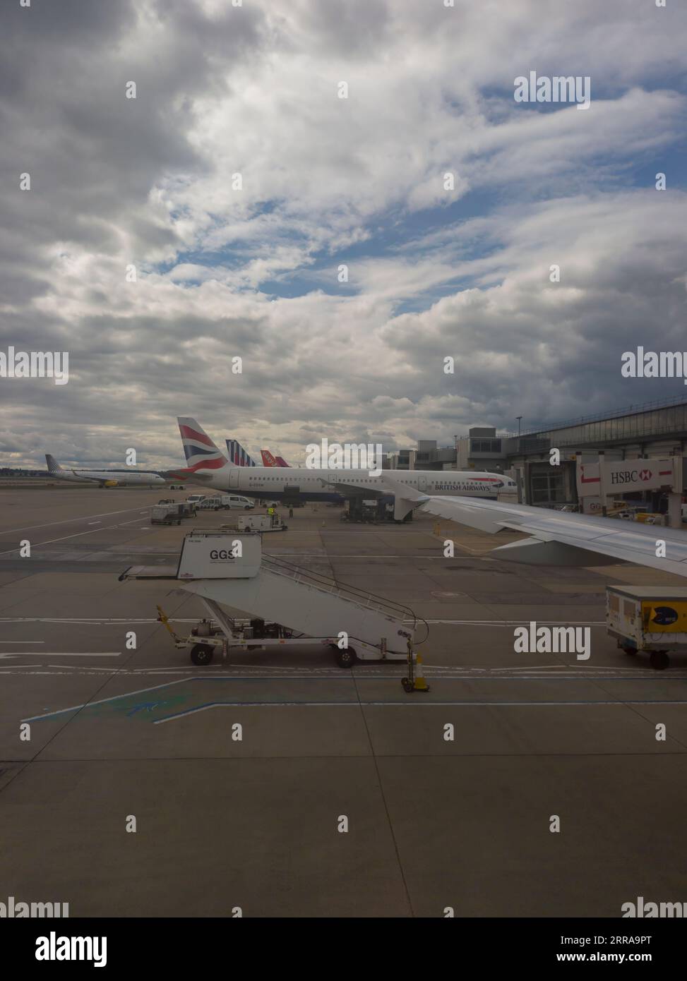 London gatwick airport aerial view hi-res stock photography and images ...