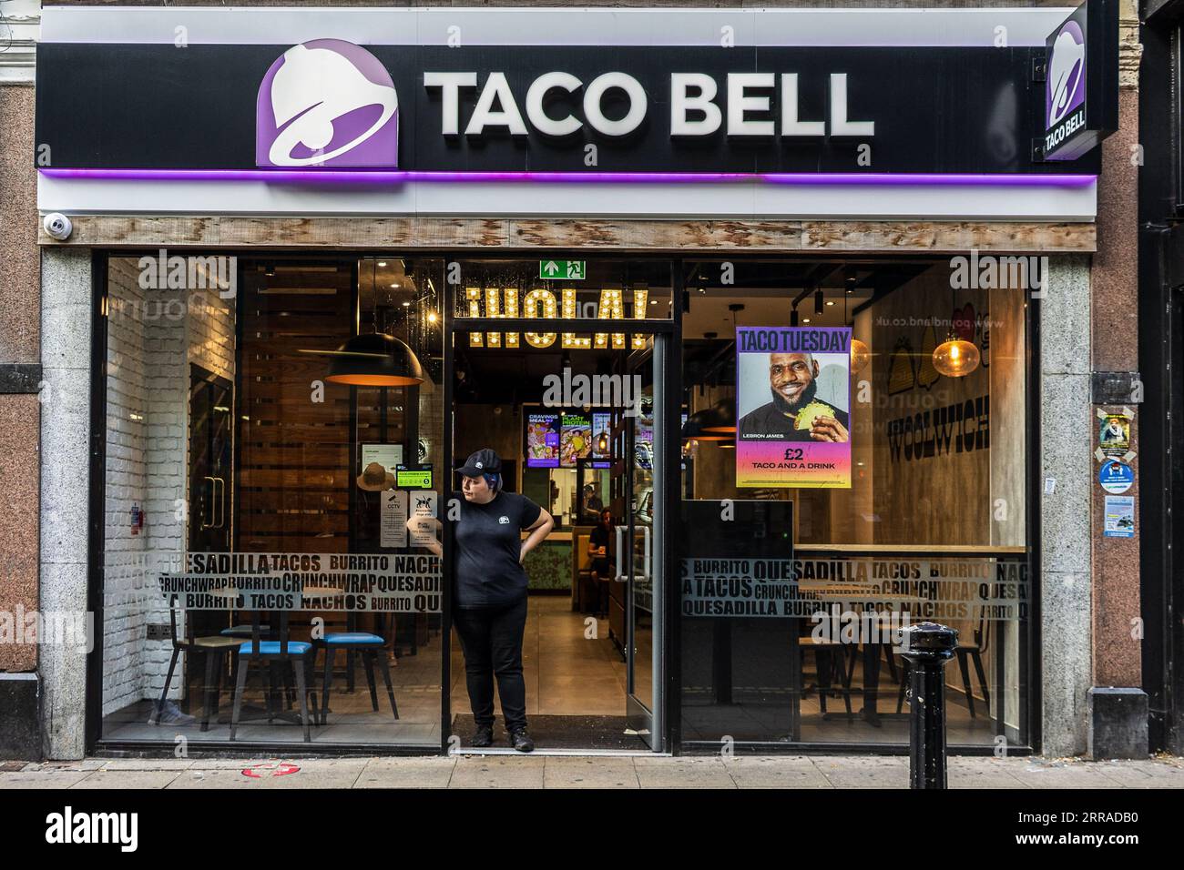 London, UK. 06th Sep, 2023. A staff of Taco Bell, an American multinational chain of fast food ...